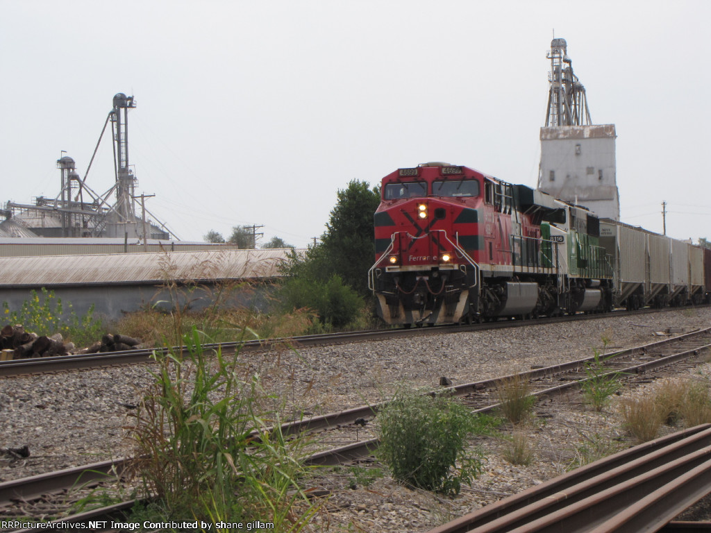 FXE 4699 leads some great power north up the k line.